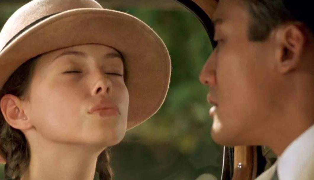 What is the role of female characters in the movie "Love"? - iNEWS