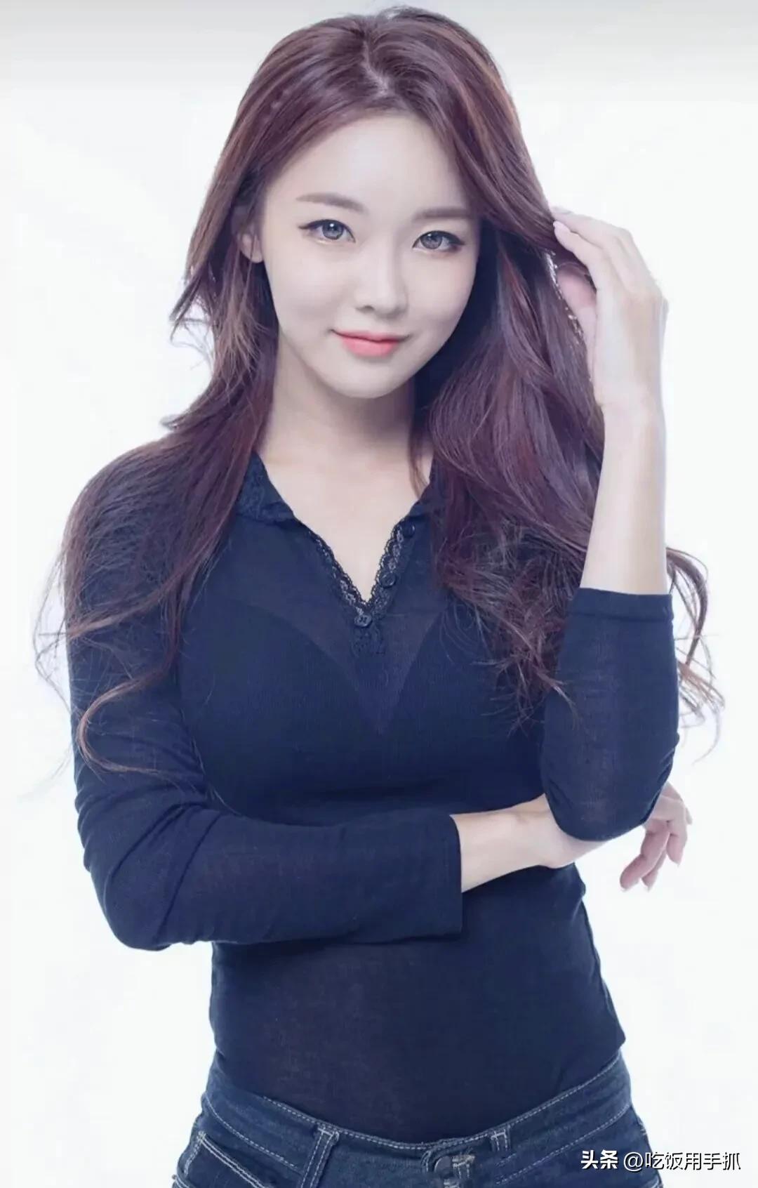 Jin Yuli of South Korea is wearing leggings, and her nine-headed body ...