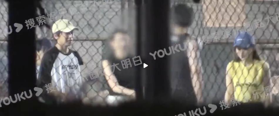 Peng Yuchang and his girlfriend play Frisbee, sweet interaction on the ...