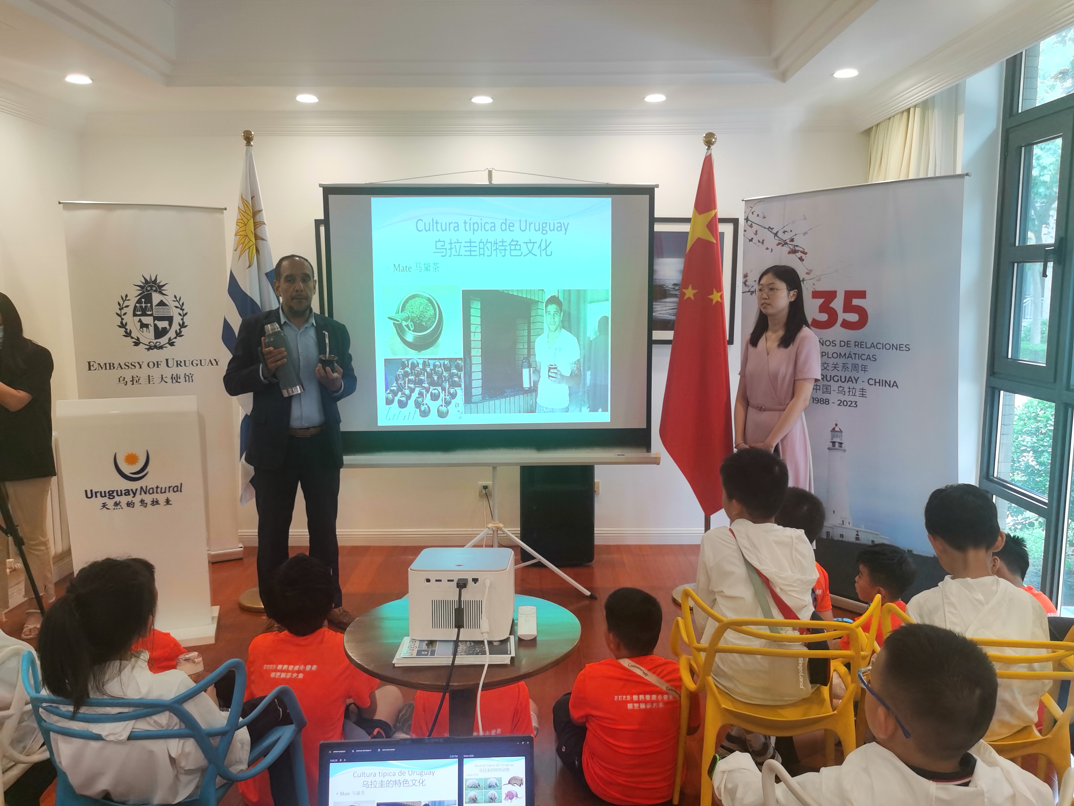 Hang Qi middle and small chess players entered the Uruguayan embassy as ...