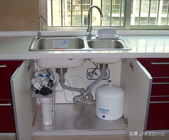 The water purifier takes over the sewer and the whole family drinks ...