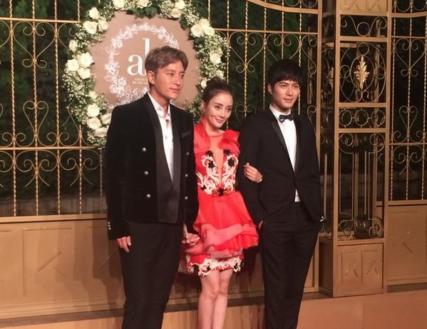 After they attended Huang Xiaoming's angelababy's wedding, they both ...