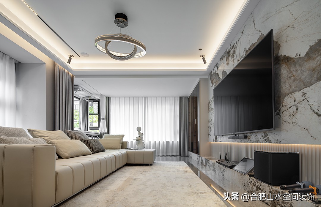 Surrounded by windows on three sides, light into the room, 165 square ...