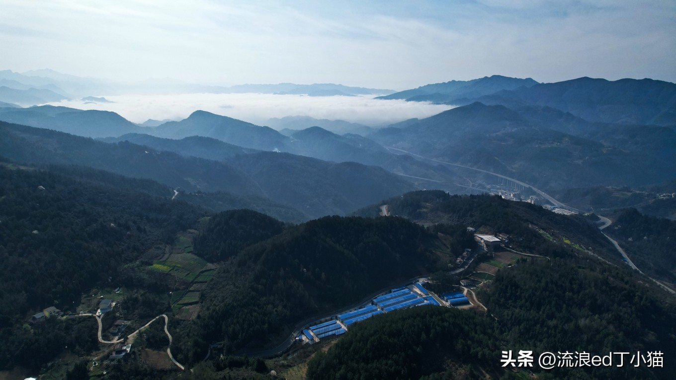 In the secret place of Wanyuan in Sichuan, one mountain is known as ...