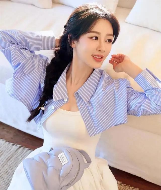 Why is Yang Zi more and more beautiful? She looks elegant and charming ...