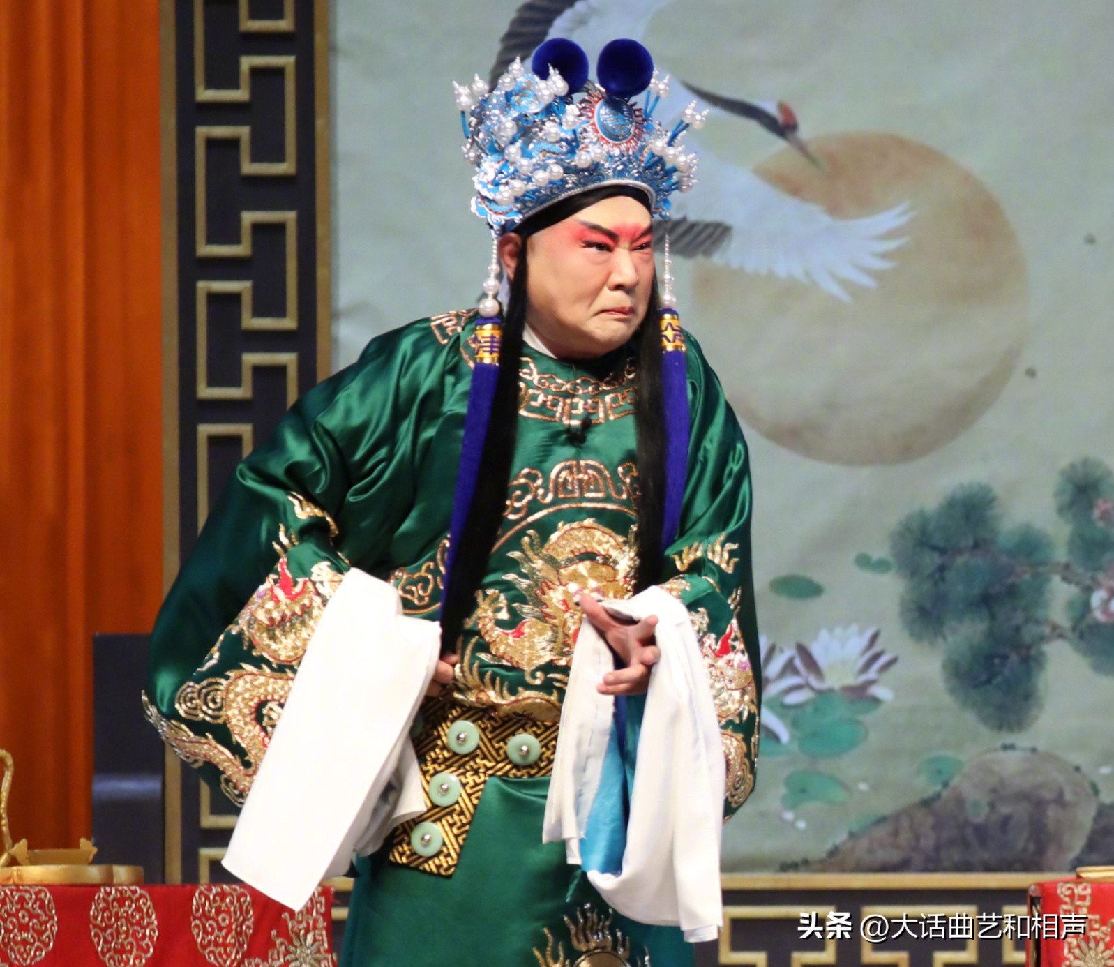 Guo Degang sings in an inlaid jade python robe, with an outfit of ...