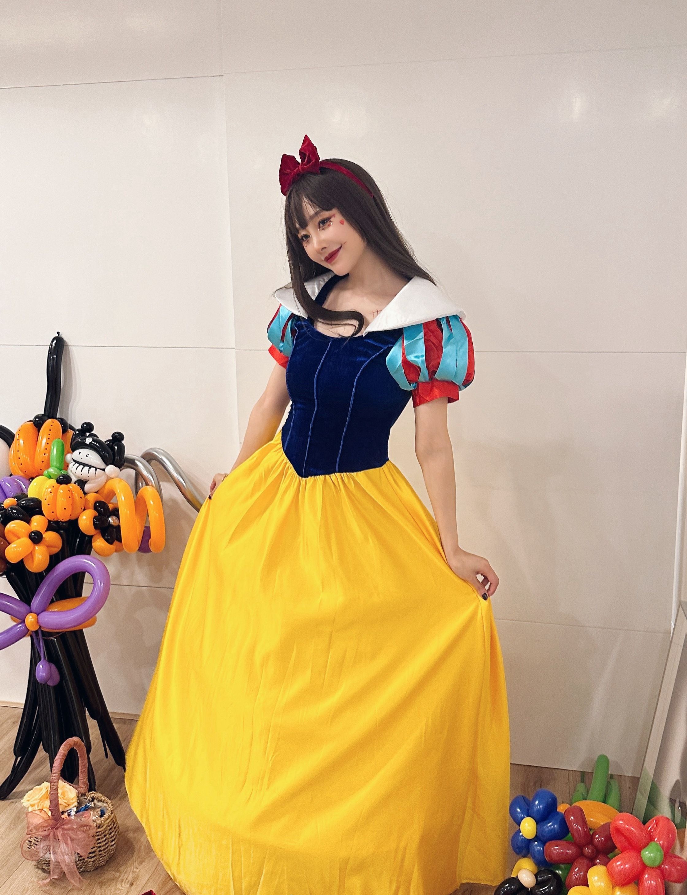 Li Chun's yellow dress with weird Halloween makeup - iNEWS