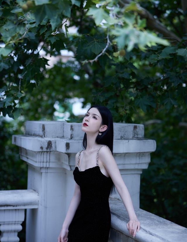 Hanikzi's latest black suspender skirt blockbuster, red lips and black ...