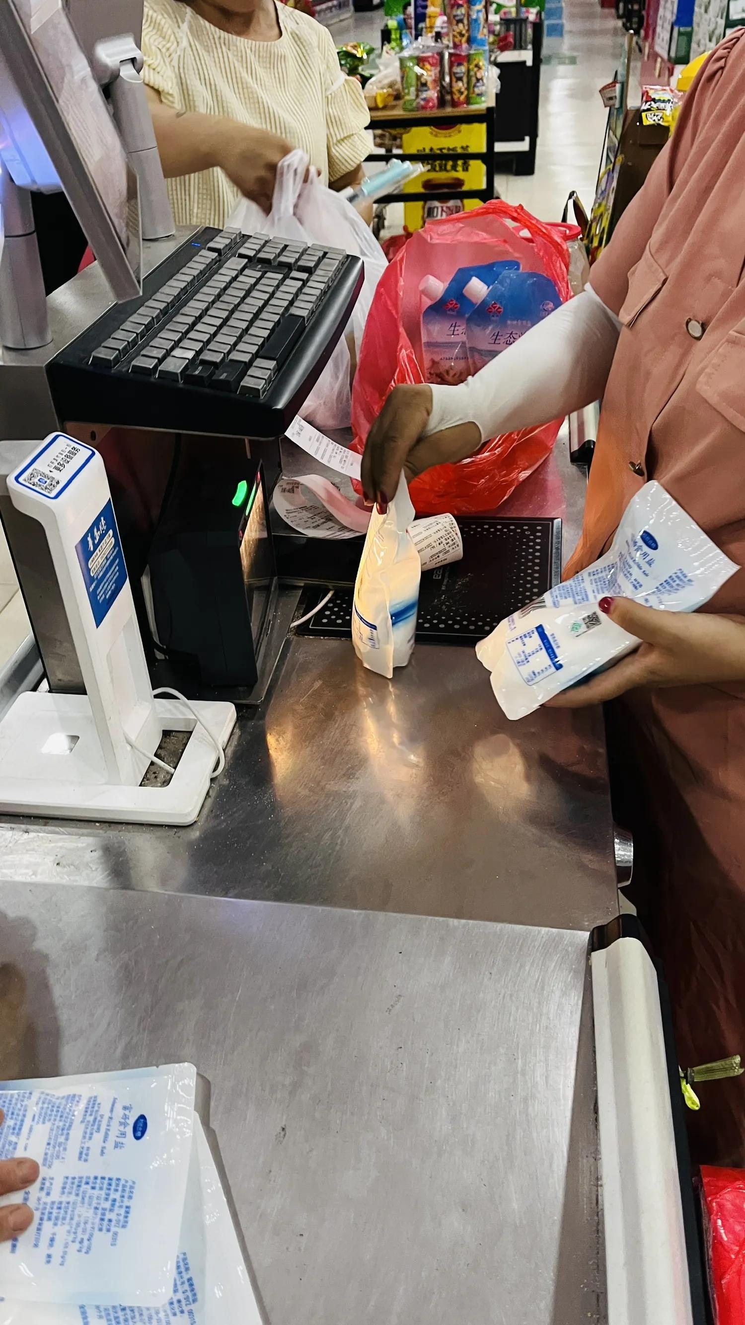 Stop grabbing the salt! There is no need for us to follow the example ...