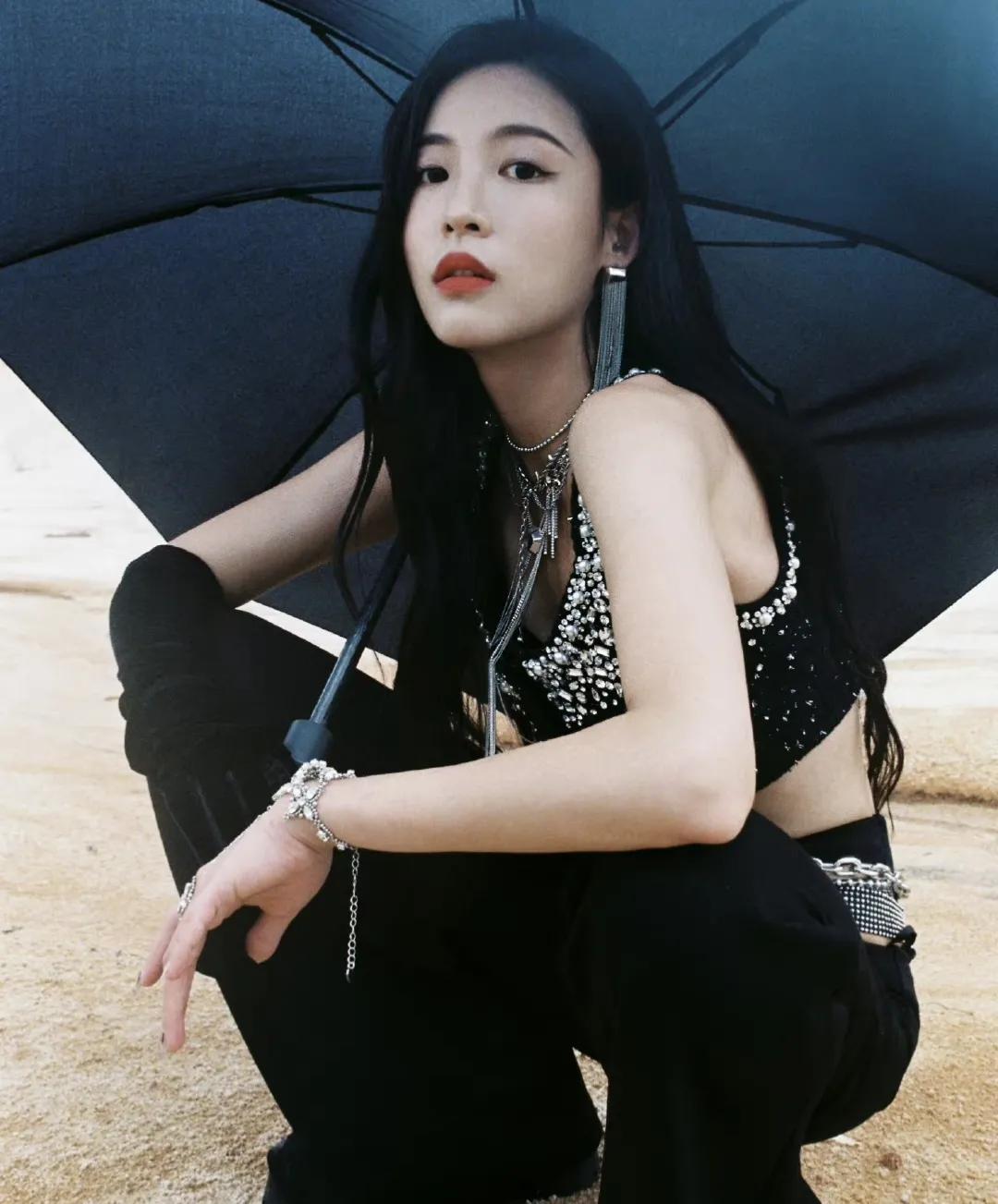 Sun Rui's long hair fluttering on the beach - iNEWS