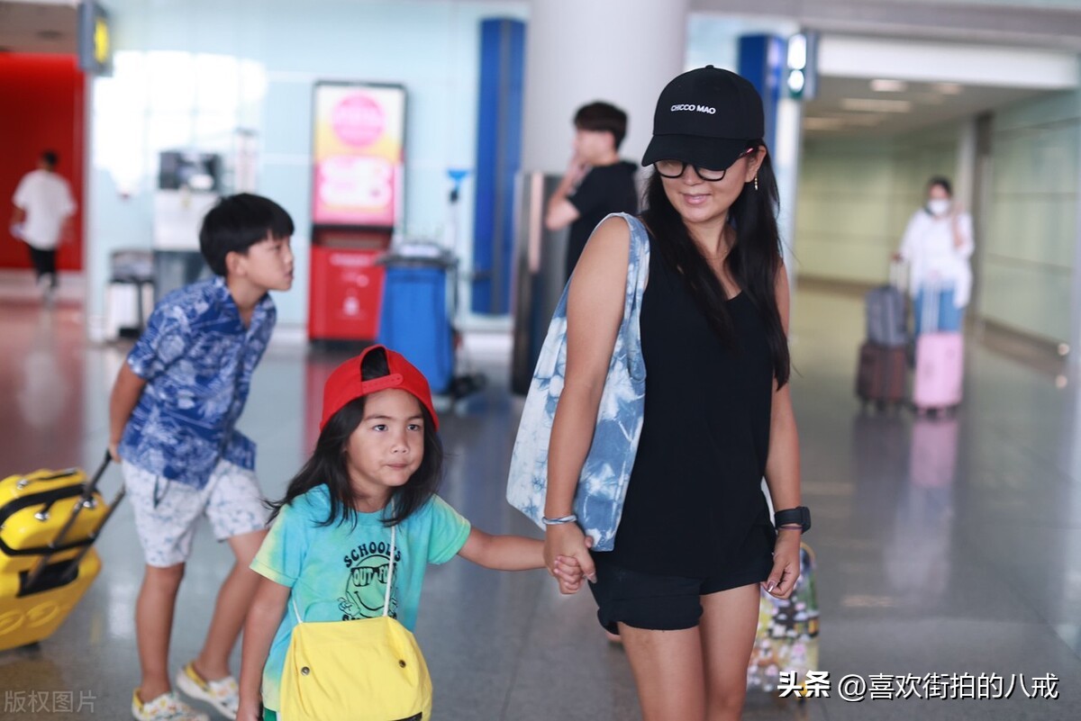 Street photo: He Jie wore a black skirt and her family returned to ...