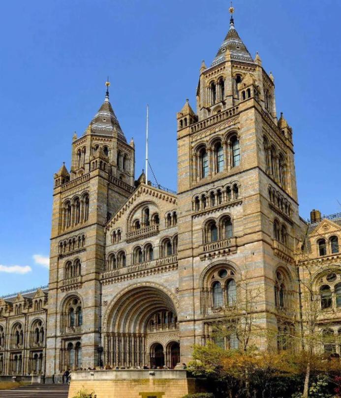 What are the similarities and differences between British architecture ...