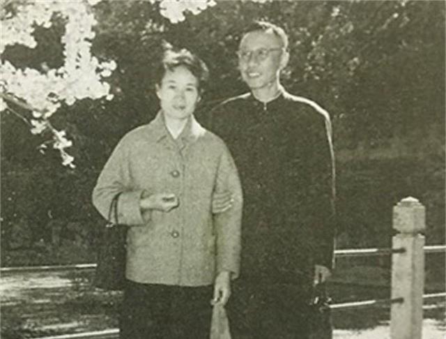 In 1967, how was Puyi buried after his death? Premier Zhou: Respect the ...