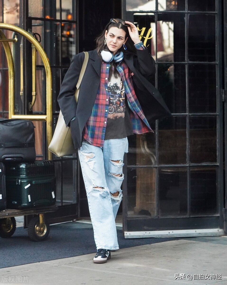 Victoria Seretti Looks Gorgeous in Ripped Jeans Out in NYC - iMedia