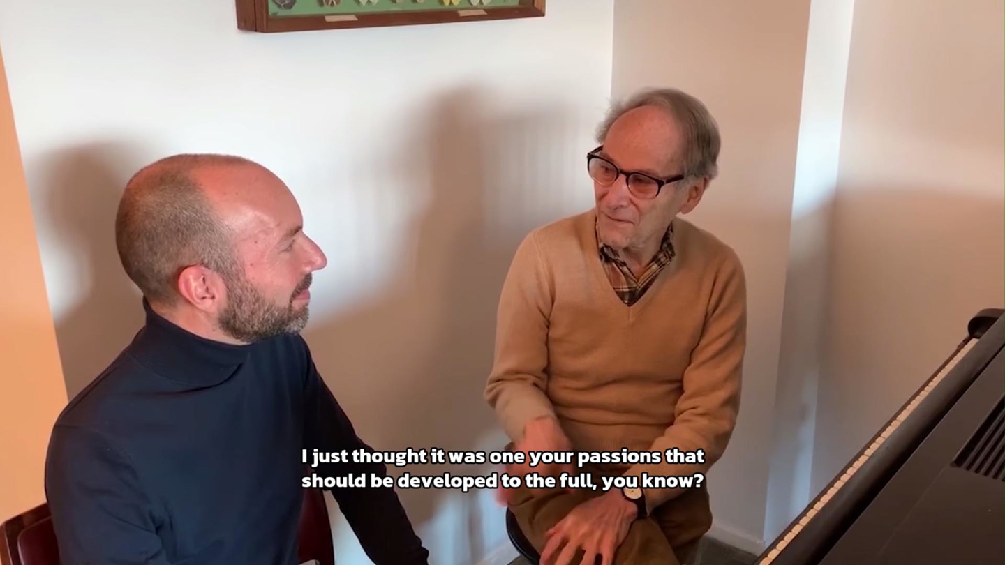 Using the game to review the game, Microsoft Xbox launched the ...