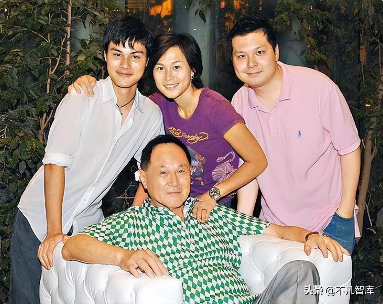 Take Zheng Yutong to do real estate together, and hang shoulders with ...