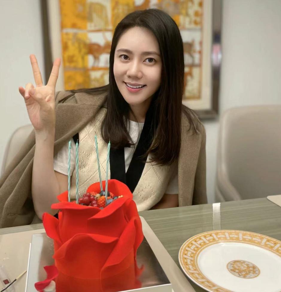 Choo Ja Hyun posted a group photo of the couple to celebrate their 44th ...