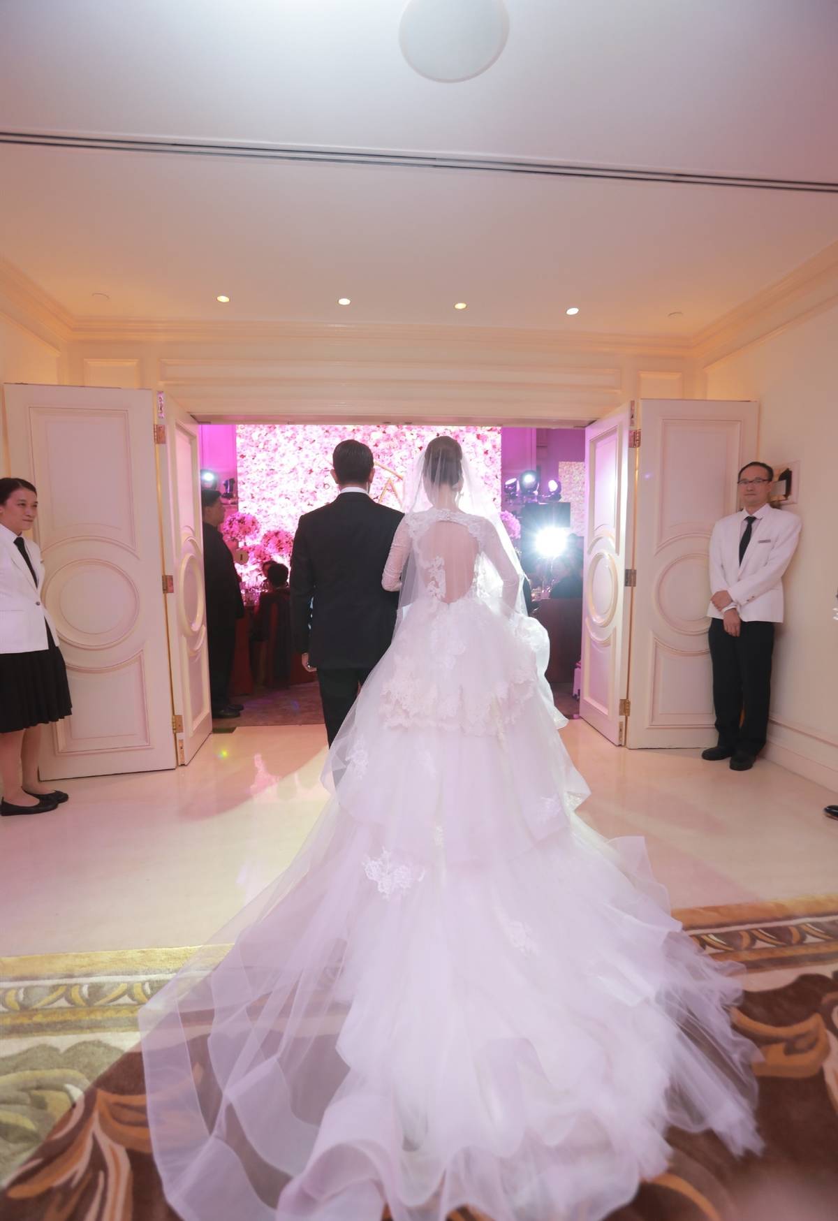 Fang Yuanqing's fifth anniversary wedding photos, the wedding scene is a little simple, Guo ...