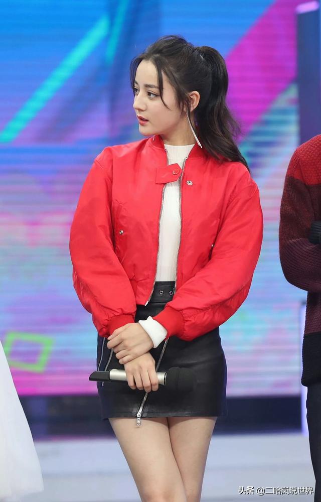 Reba's "three-point skirt" is on fire, not only tall and thin, but also ...