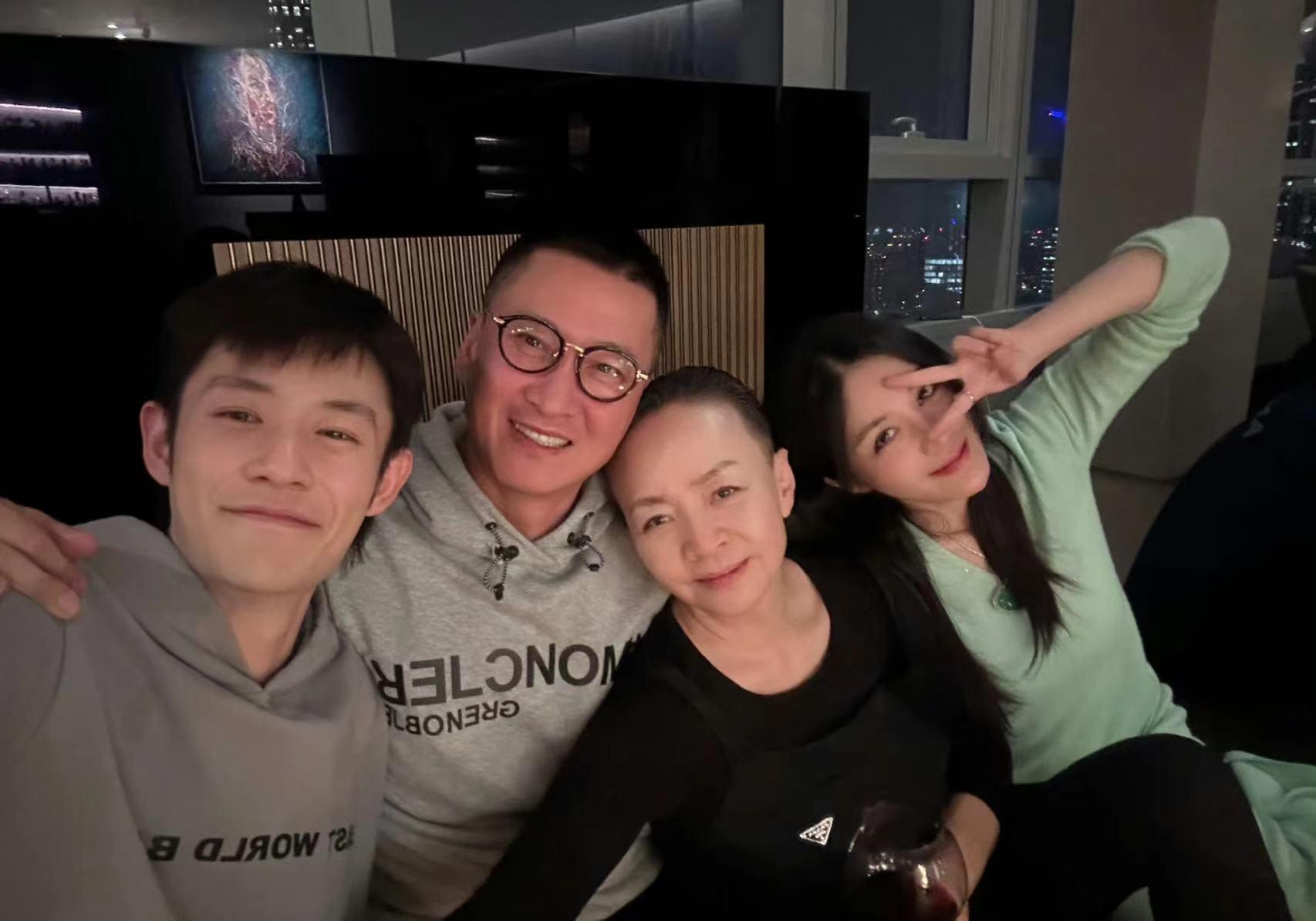 All the stars gathered in Song Dandan's mansion, talking and laughing harmoniously, Zhou Jie ...