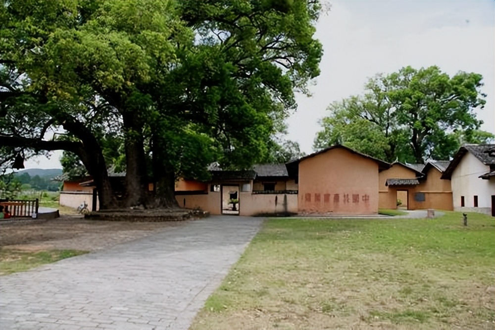 Deng Xiaoping's eldest son, Deng Pufang, was forced to jump off a ...