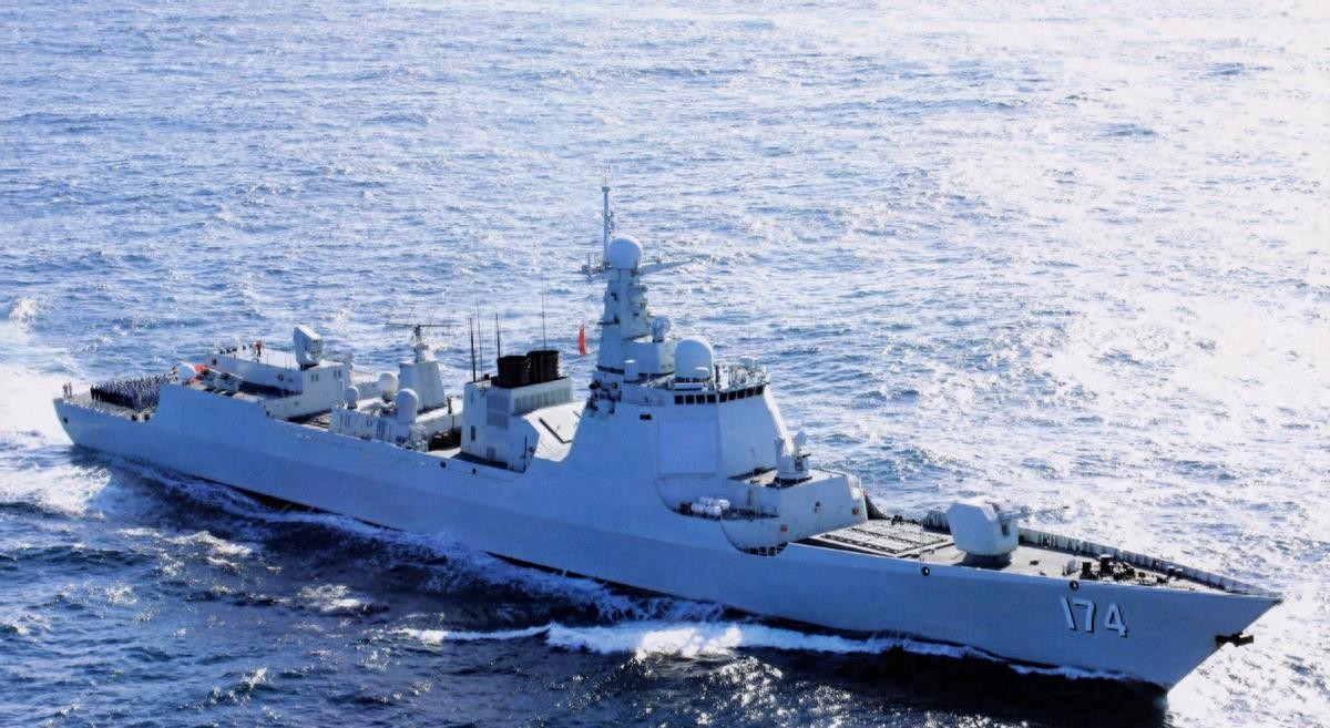 The Canadian warship was about to cross the Taiwan Strait. 052D approached one kilometer away ...