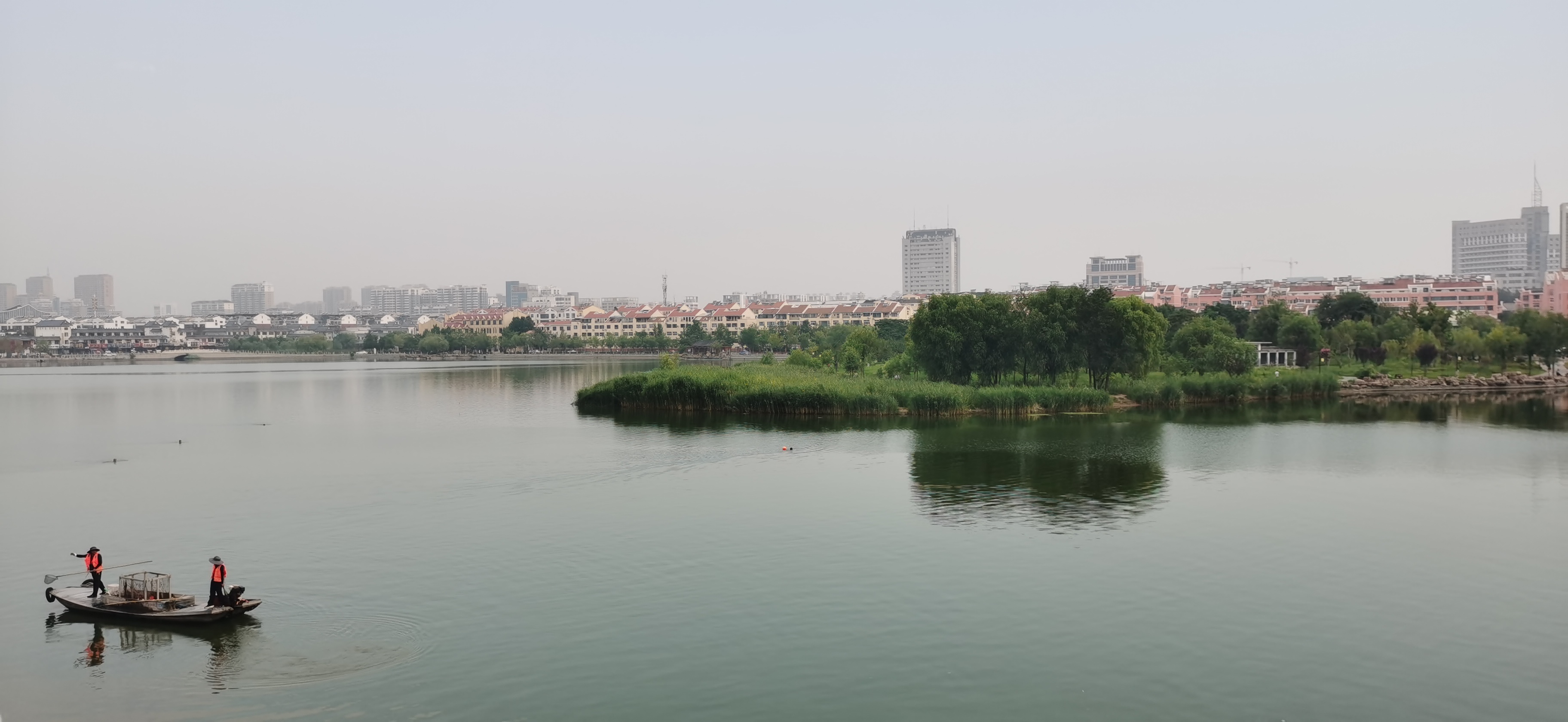 At the beginning of autumn, the scenery on both sides of the Dongsheng ...