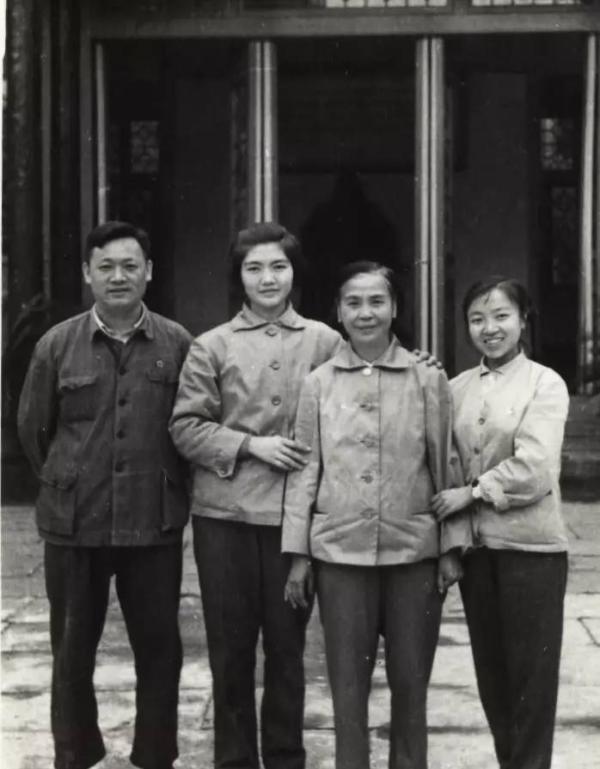 In 1966, Hu Chun'e received He Zizhen, and said during the chat: Sister ...