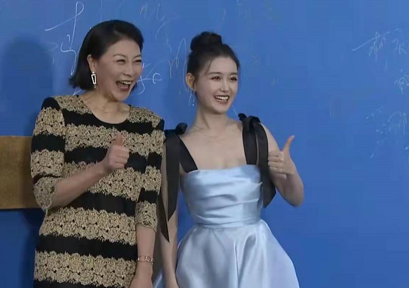 Yue Hong goes shopping with her mother hand in hand!She looks like a ...