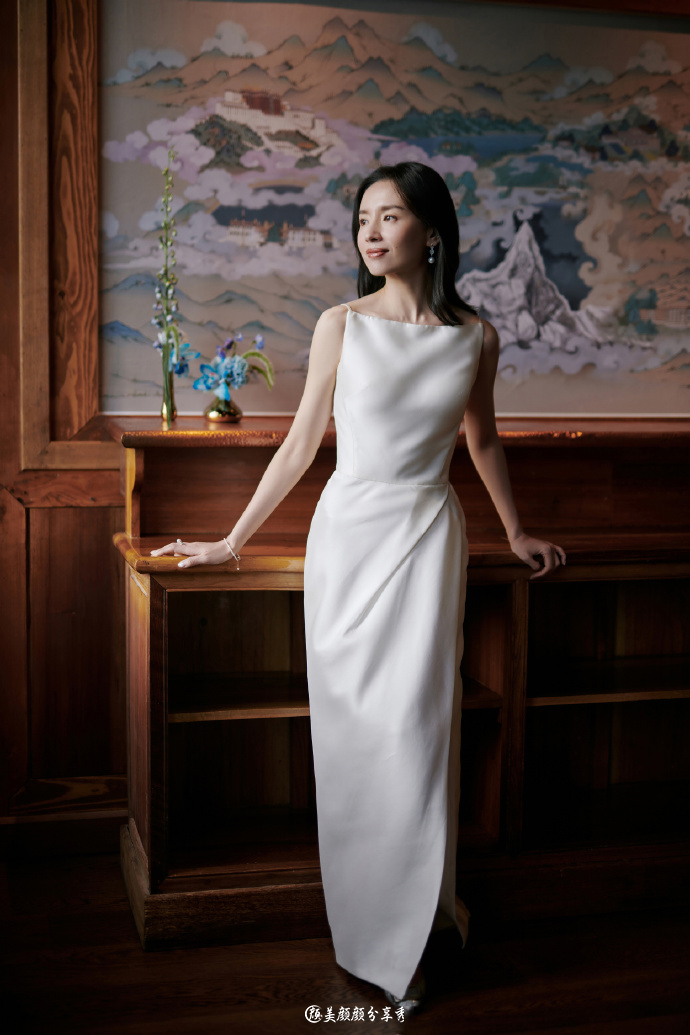 Dong Jiemei is back to her peak, her skin is so fair and glowing, she ...