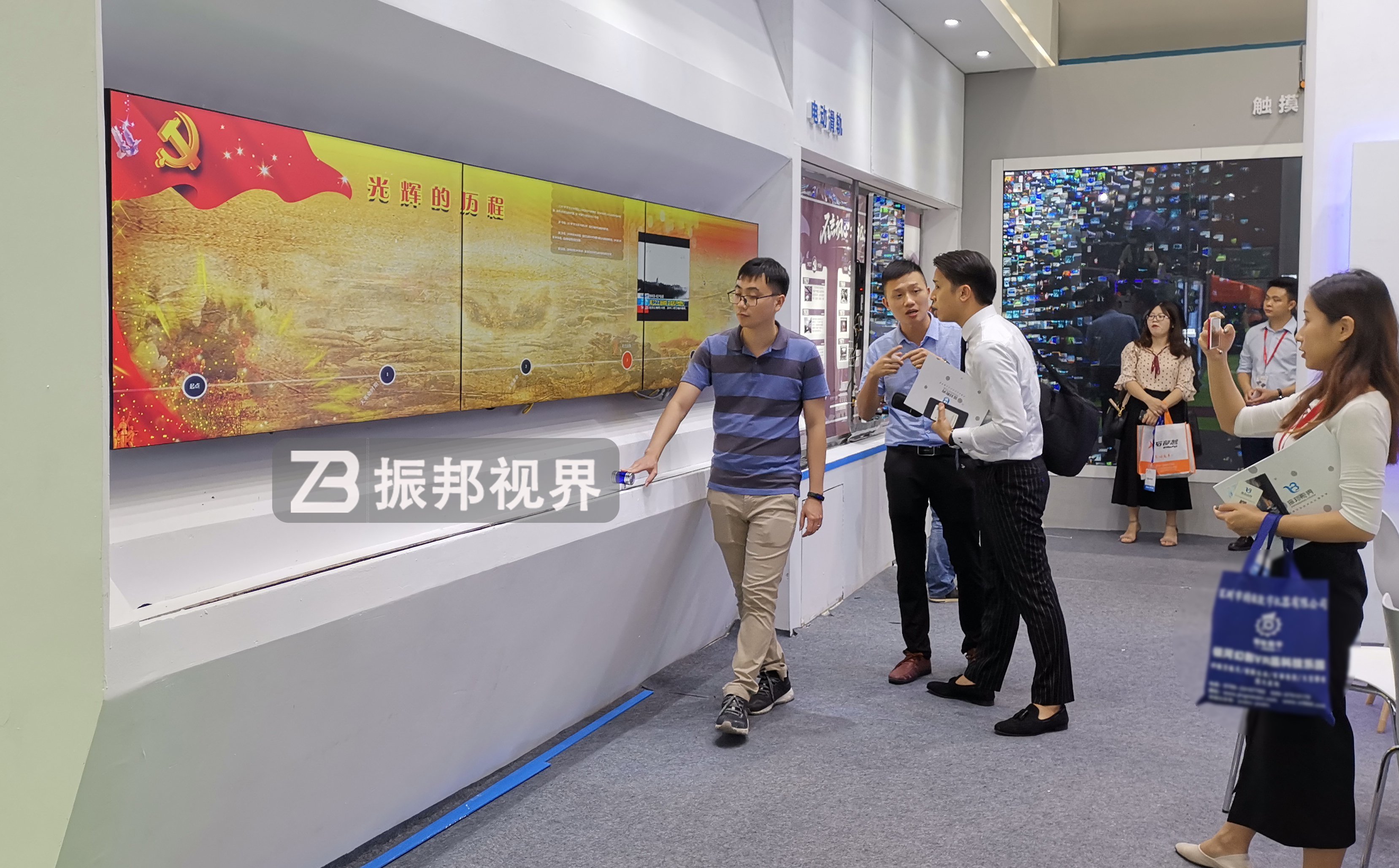 What are the types of smart interactive sliding screens? - iNEWS