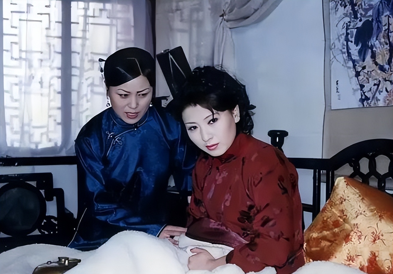With exquisite facial features and a plump figure, Yan Xuejing is ...