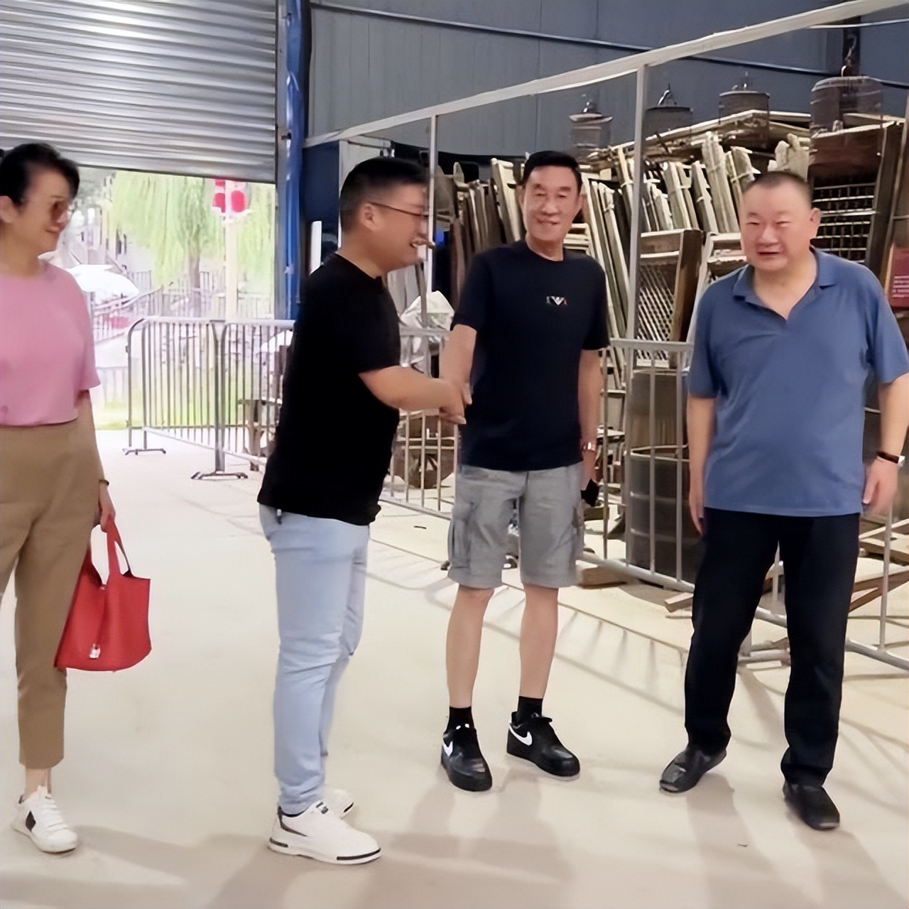 Du Zhiguo took his three-married wife to play, and he wore a big gold ...