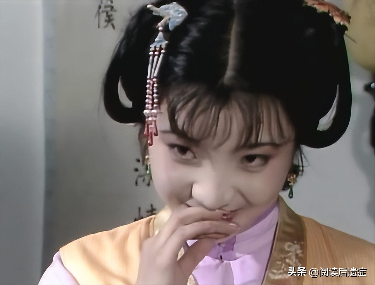 "A Dream of Red Mansions": Yu Chuan'er and Ying'er carry a bowl of soup ...