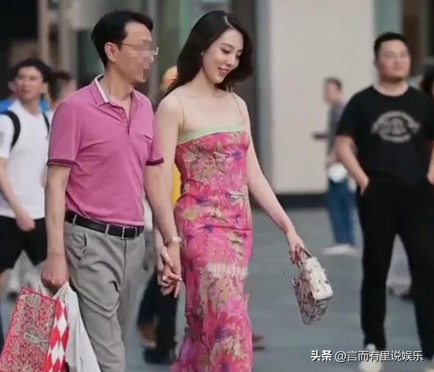 It was revealed that Dong Sizhen went to sea with a male model, wore a thousand-yuan T-shirt and ...