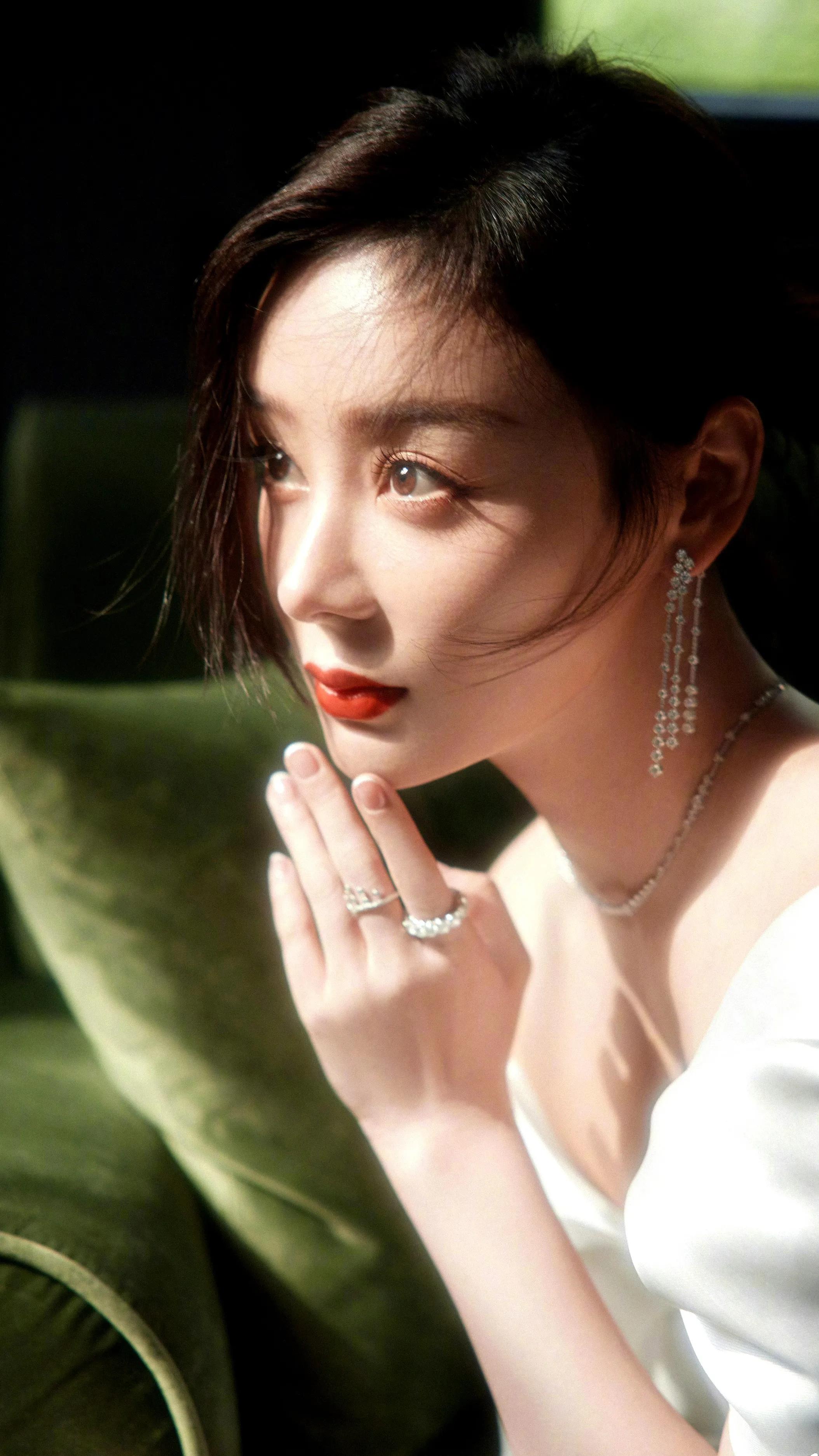 Yuan Shanshan bathed in sunshine - iNEWS