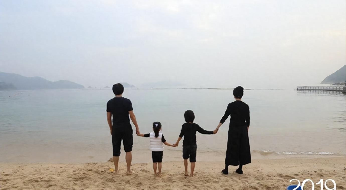 1+1=4! Sun Li posts a family photo of her family of four at the beach ...
