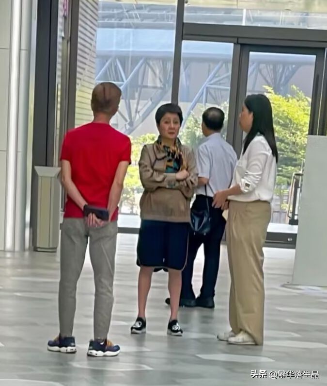 Angie Leung appeared in a shopping mall in Macau, dressed low-key and looked haggard, standing ...