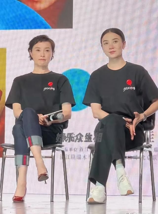 52-year-old Wu Yue and Song Jia are in the same frame. She is smaller ...