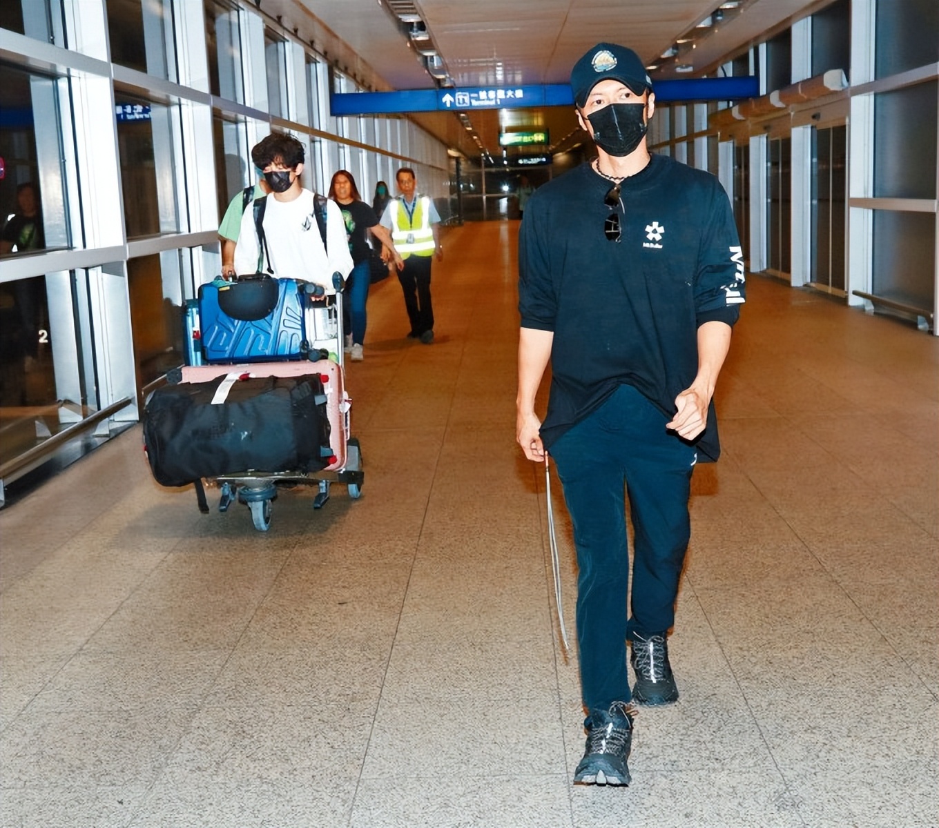 Nicholas Tse and his eldest son returned to Hong Kong after skiing, but ...