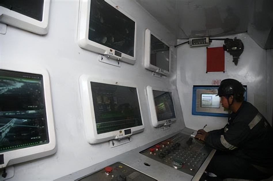 Intelligent monitoring of fully mechanized mining face driven by AR/VR ...