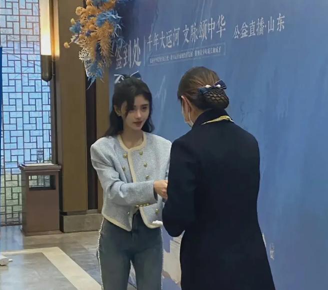 Actor Ju Jingyi went to Jining to participate in the event, she is ...