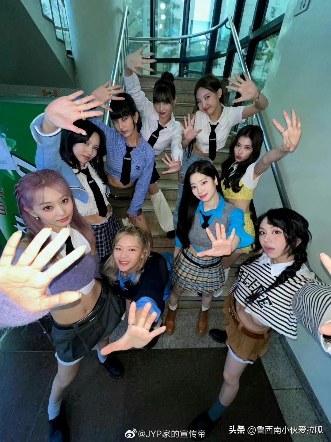 Korean popular girl group TWICE collective show uniform temptation - iNEWS