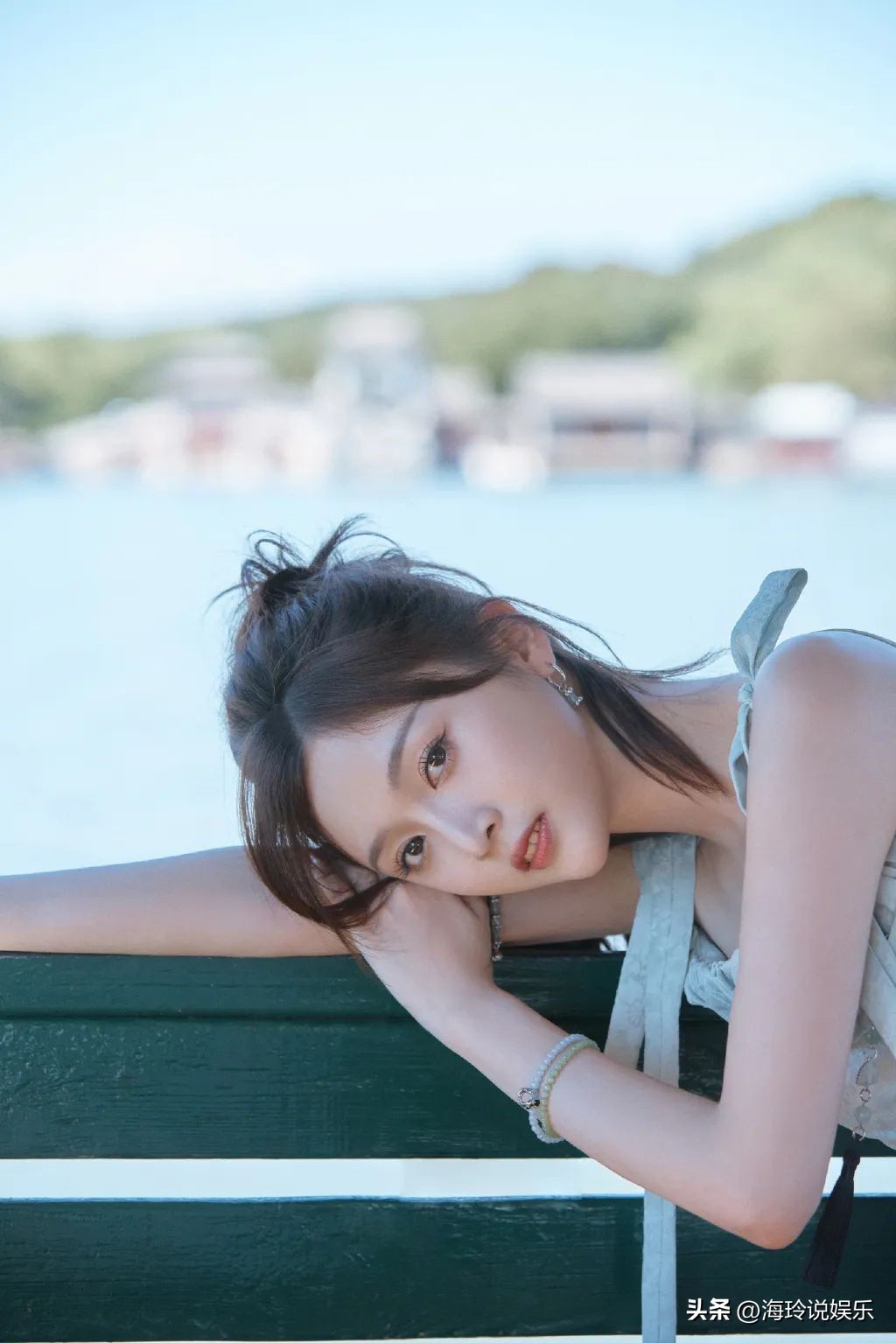 Wu Xuanyi, with her fair complexion and beauty, she is indescribably ...