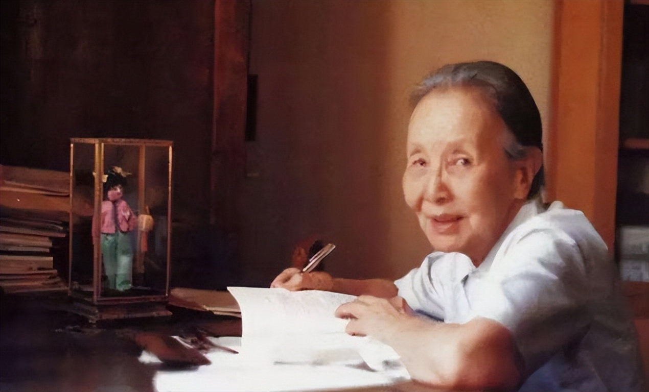 His son Wu Ping was messing with flowers and grass, his wife went to ...