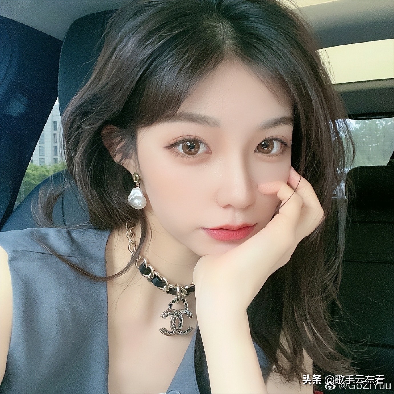 In 1996, Guo Ziyu, a beautiful girl from Nanyang Institute of Technology, enjoys the charming ...