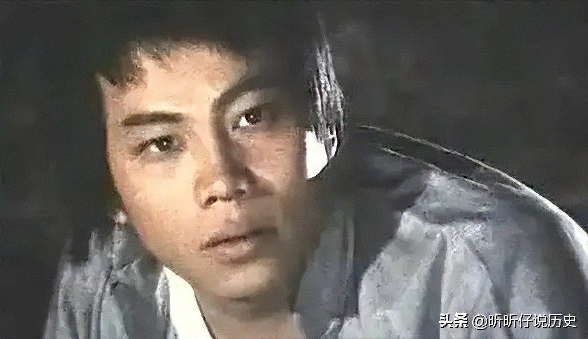 The hero Chen Zhen bravely entered the Hongkou Dojo and kicked the gym ...