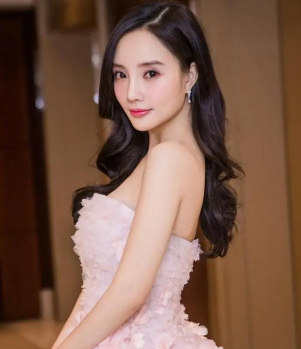 I met Li Xiaolu interacting with the baby by chance, she likes children so much, I really don't ...