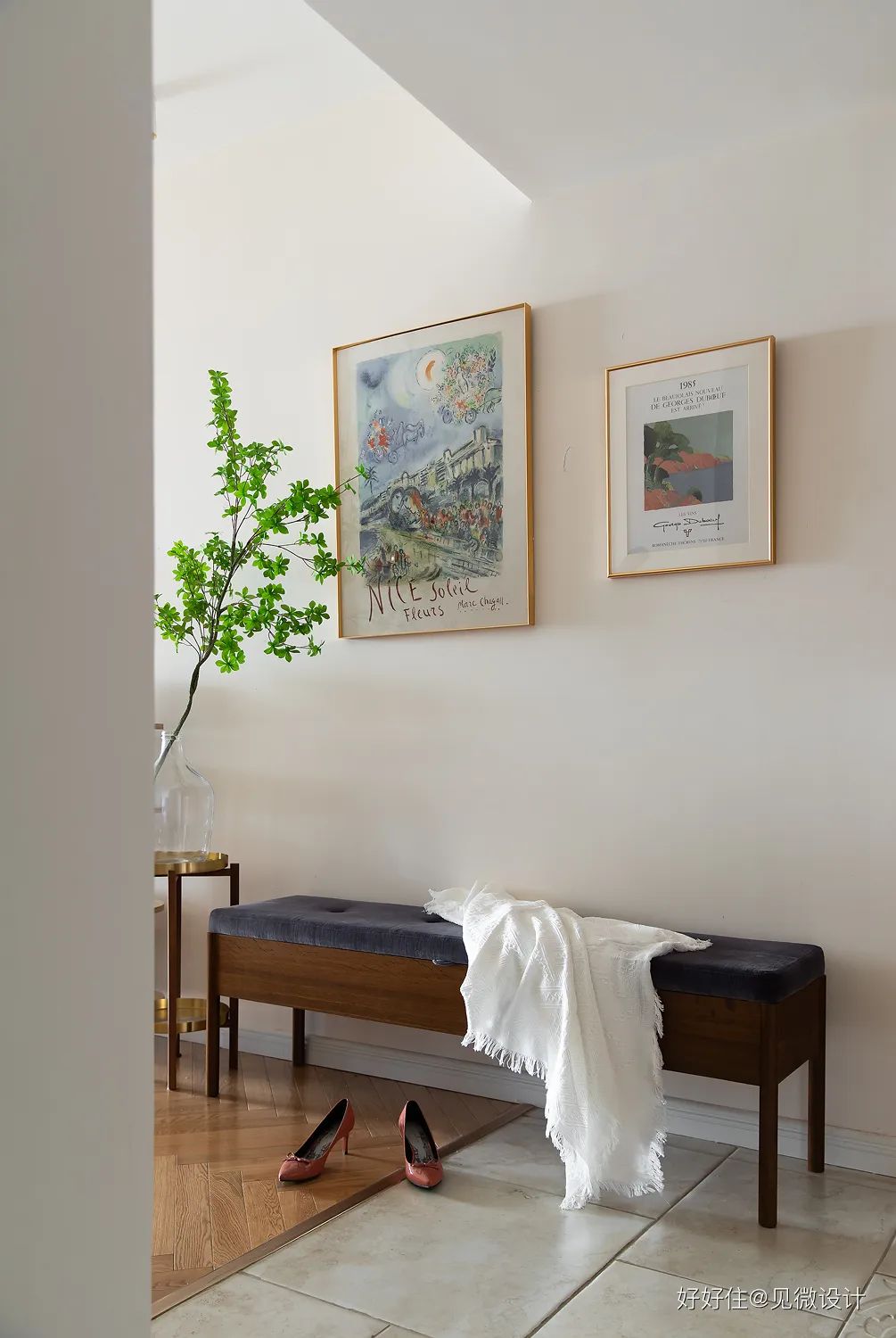 The girl lives alone on 115 square meters, and the bedroom has a ...