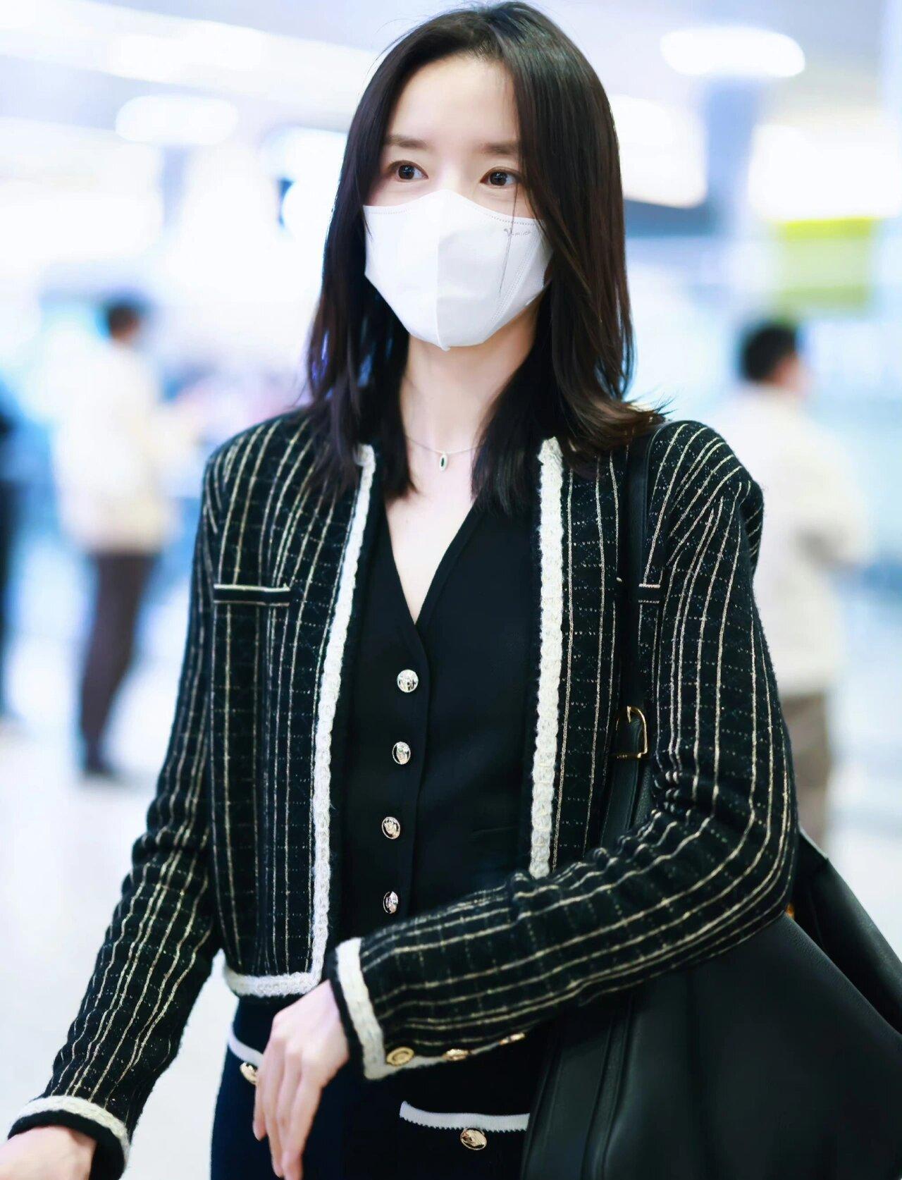 43-year-old Dong Jie took her son to the airport 11 years after her ...